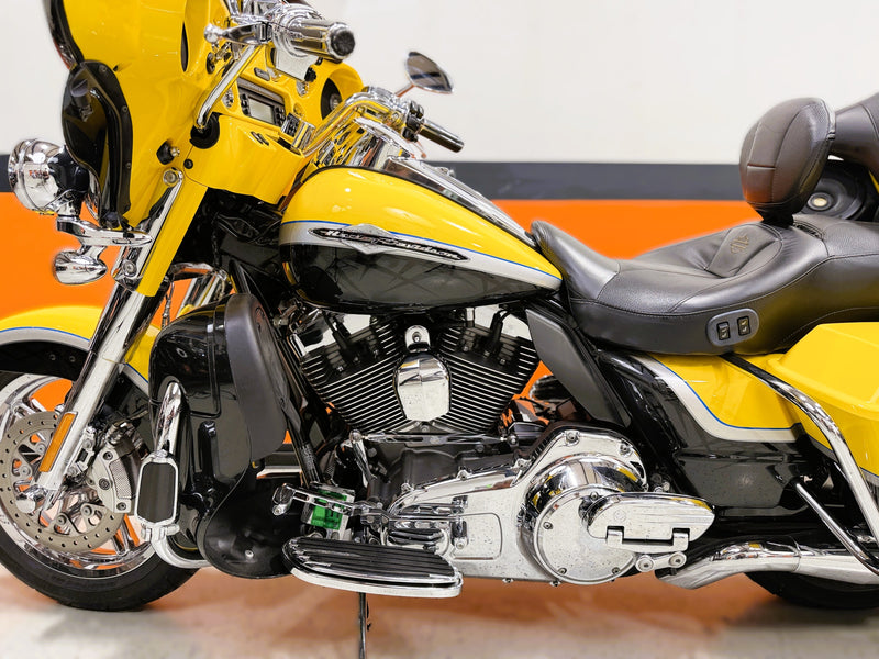 2012 Harley-Davidson CVO Ultra Classic Electra Glide- FLHTCUSE7 One-Ow ...